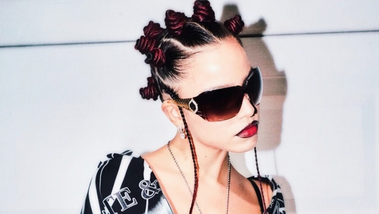 Emilia Mernes lanzó su canción “Jagger.mp3” y su look repercutió en ...