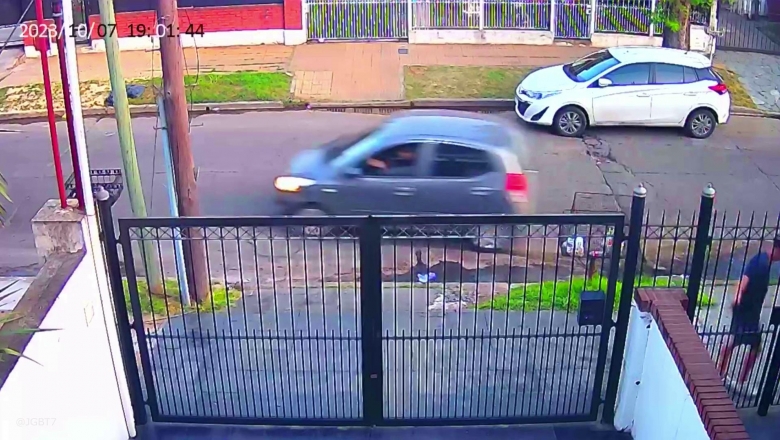 Al voleo y a punta de pistola, asaltaron a un joven y le robaron el vehículo - Cronos Noticias