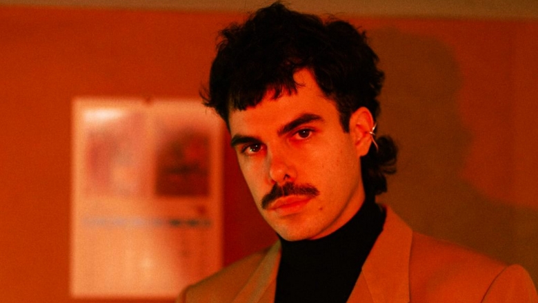 Entre sombras, Cikes espera al futuro en su debut solista: Sala de ...